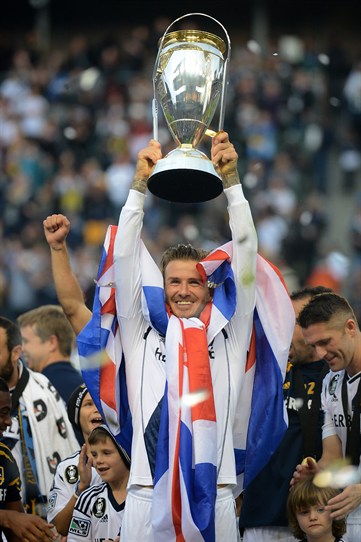 David Beckham lifts the MLS Trophy – XIX PRESS CENTRE